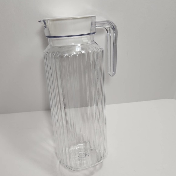 Unknown | Kitchen | Small Clear Plastic Pitcher With Snapin Lid | Poshmark